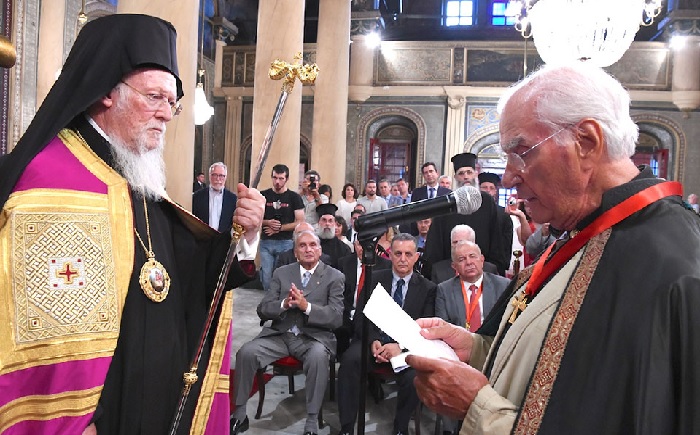 Ο Οικουμενικός Πατριάρχης τίμησε τον Χρήστο Γιανναρά με το Οφφίκιο του ...